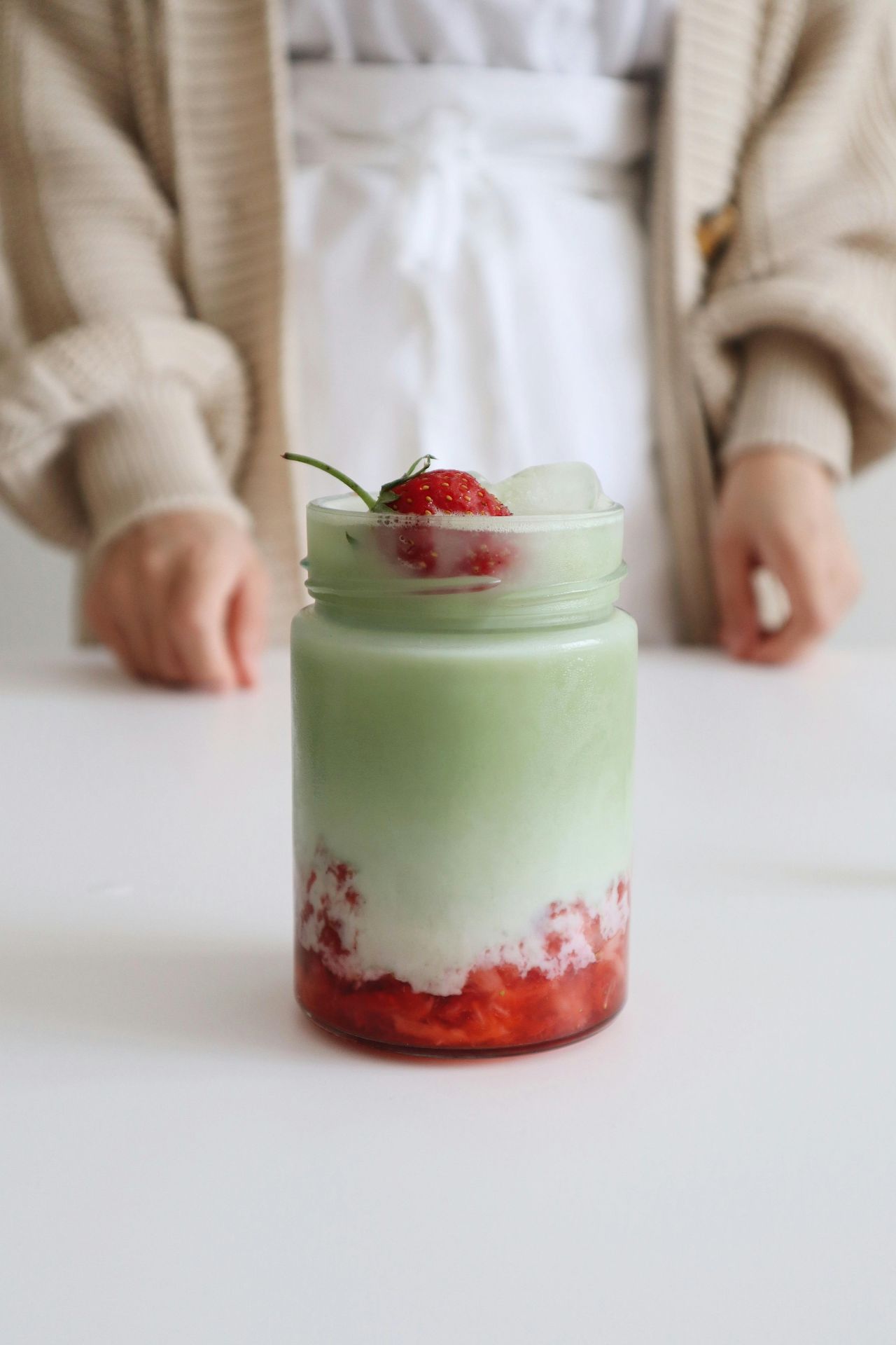 Strawberry Matcha: Fruchtiger Matcha Latte mit Erdbeersirup ...